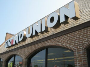 13 Forgotten Grocery Store Chains That Were Once Household Names