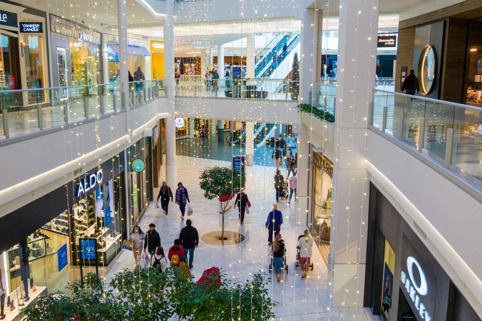 18 Abandoned Shopping Malls That Look Like Time Capsules from the ’80s