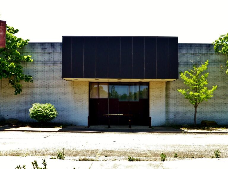 18 Abandoned Shopping Malls That Look Like Time Capsules from the ’80s