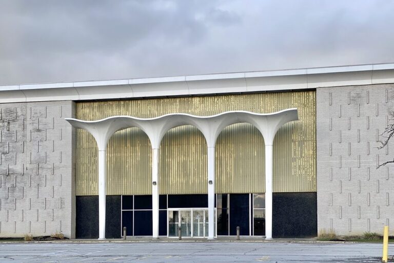18 Abandoned Shopping Malls That Look Like Time Capsules from the ’80s