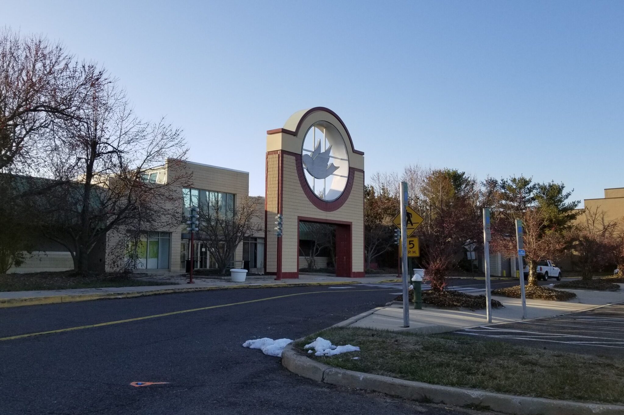 18 Abandoned Shopping Malls That Look Like Time Capsules from the ’80s