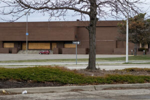 18 Abandoned Shopping Malls That Look Like Time Capsules from the ’80s